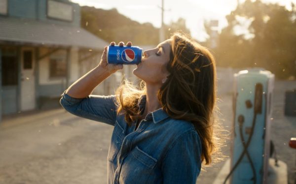 Cindy Crawford remakes iconic Pepsi commercial - The Horn News