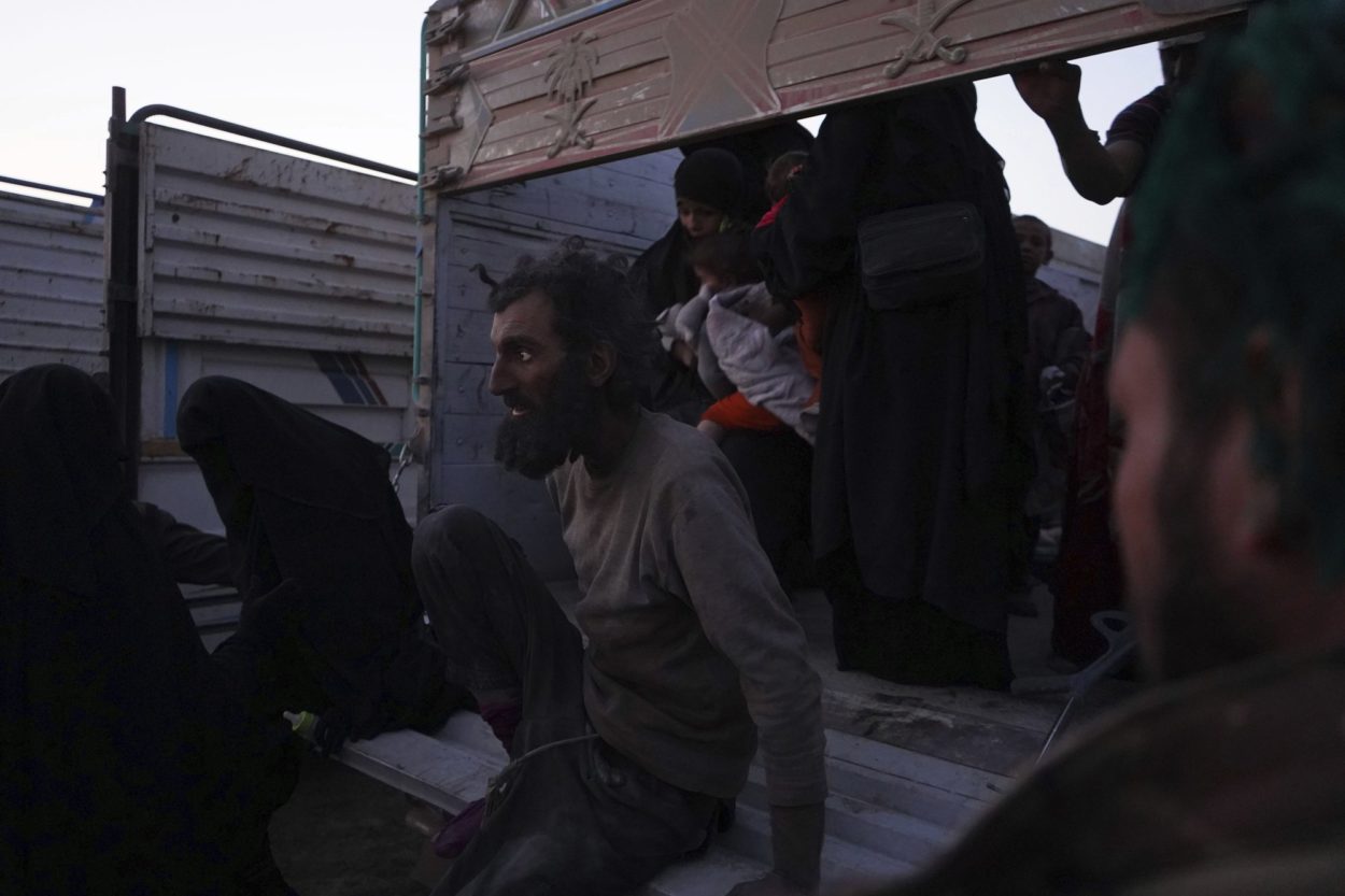 ISIS last stronghold on the brink of collapse (8 pics) - The Horn News