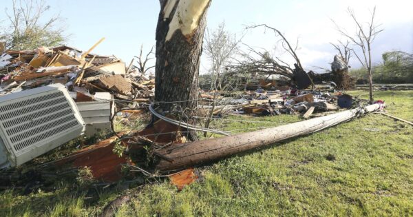 'Bomb cyclone' rips across Washington and Oregon, killing 1 - The Horn News