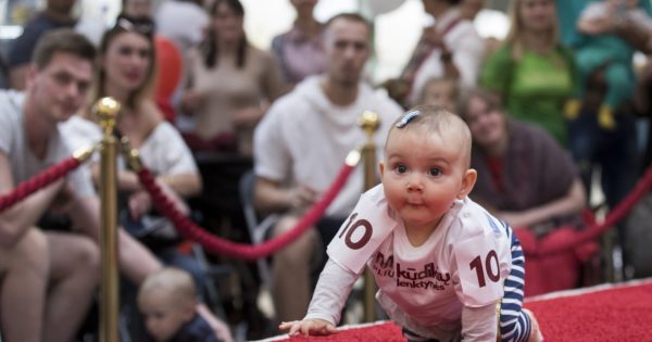 [Funny] Babies crawling to the finish line in THIS country - The Horn News