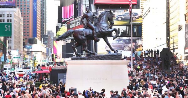 [Pic] New Times Square statue turning heads! - The Horn News