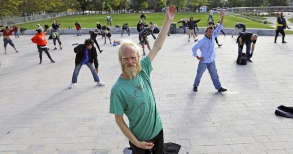 Homeless practicing martial arts on the street... WHAT!? - The Horn News