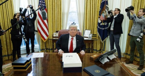 [PICS] White House reveals redesigned Oval Office - The Horn News