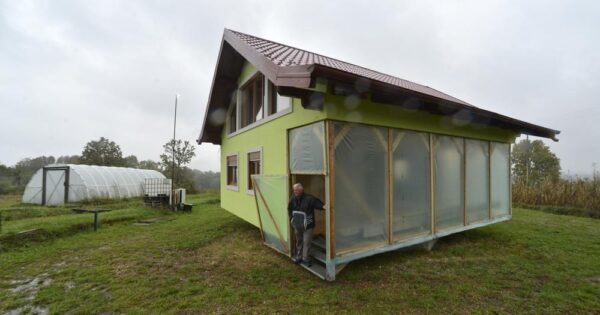 Man makes rotating house a monument for his wife - The Horn News