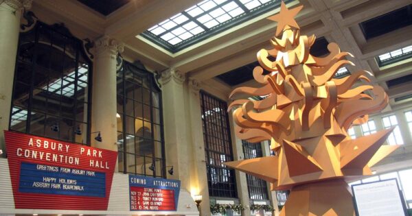 Northeast town replaces Christmas tree with controversial sculpture ...