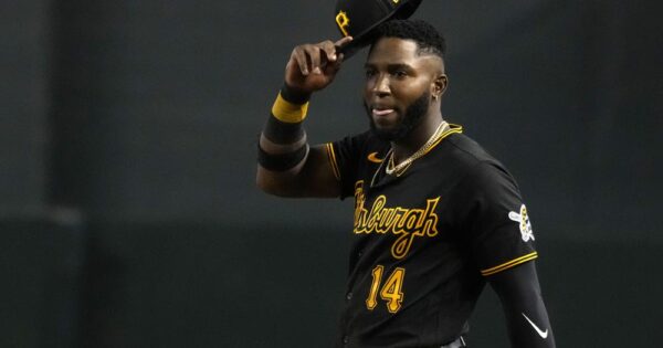 MLB pitcher sees phone accident on field - The Horn News