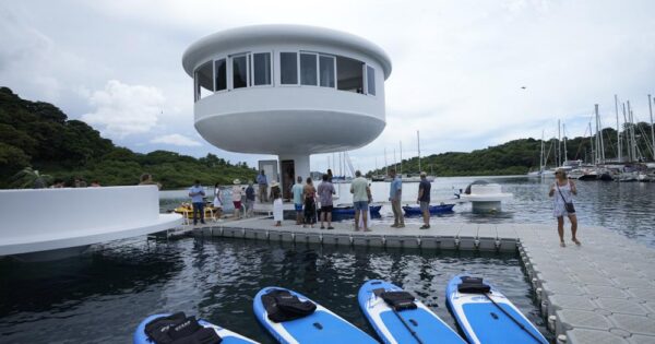 Video: Luxury 'SeaPod Eco' home slumps into the sea - The Horn News