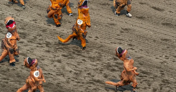 People in T. rex costumes race 100 yards in Washington - The Horn News