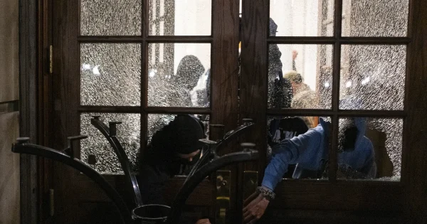 Violent mob storms Columbia University hall - The Horn News