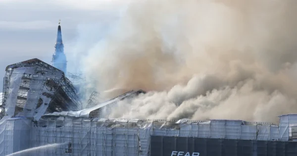 [Watch] Fire destroys historic building in Copenhagen, causing spire to ...