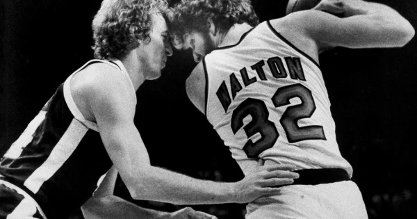 Bill Walton, Hall of Fame player who became a star broadcaster, dies at ...