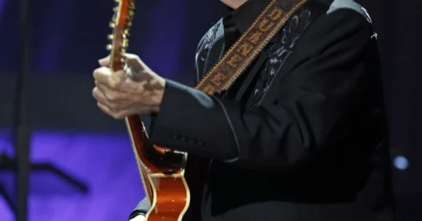 Duane Eddy, pioneer of early rock and roll, dies at 86 - The Horn News