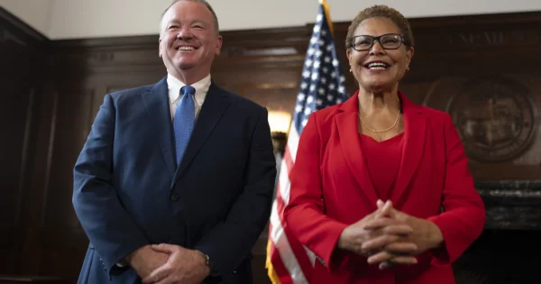 Karen Bass suddenly "heaps praise" on Donald Trump - The Horn News