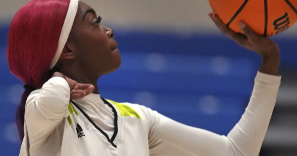 One-armed basketball player makes NCAA history - The Horn News