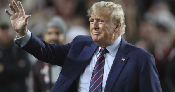 Donald Trump hands out $10k 'Schumer Shutdown' bonuses - The Horn News